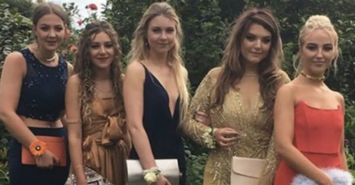 Five Girls Pose For Prom Photo—Later It Goes Viral Due To Little Hidden ...